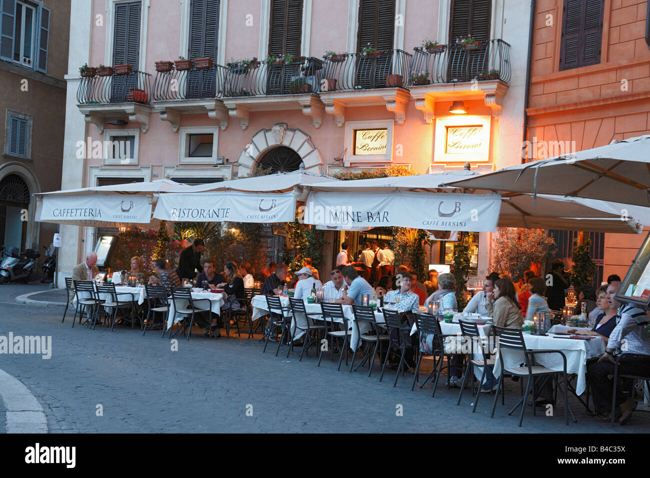 Guests in pavement cafes at Piazza de Navona Rome Italy Stock Photo - Alamy