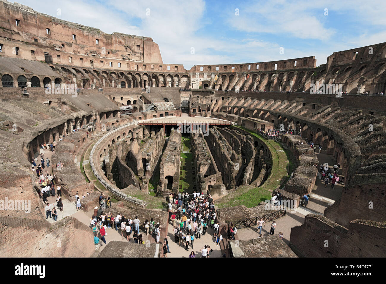 Tourists visiting colosseum rome hi-res stock photography and images ...