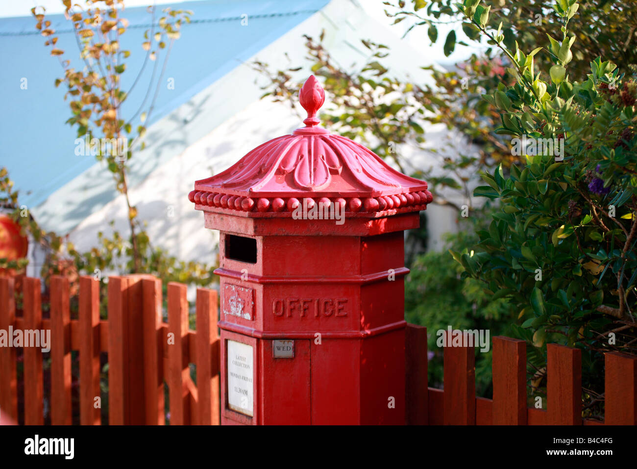 Old fashioned post box hi-res stock photography and images - Alamy