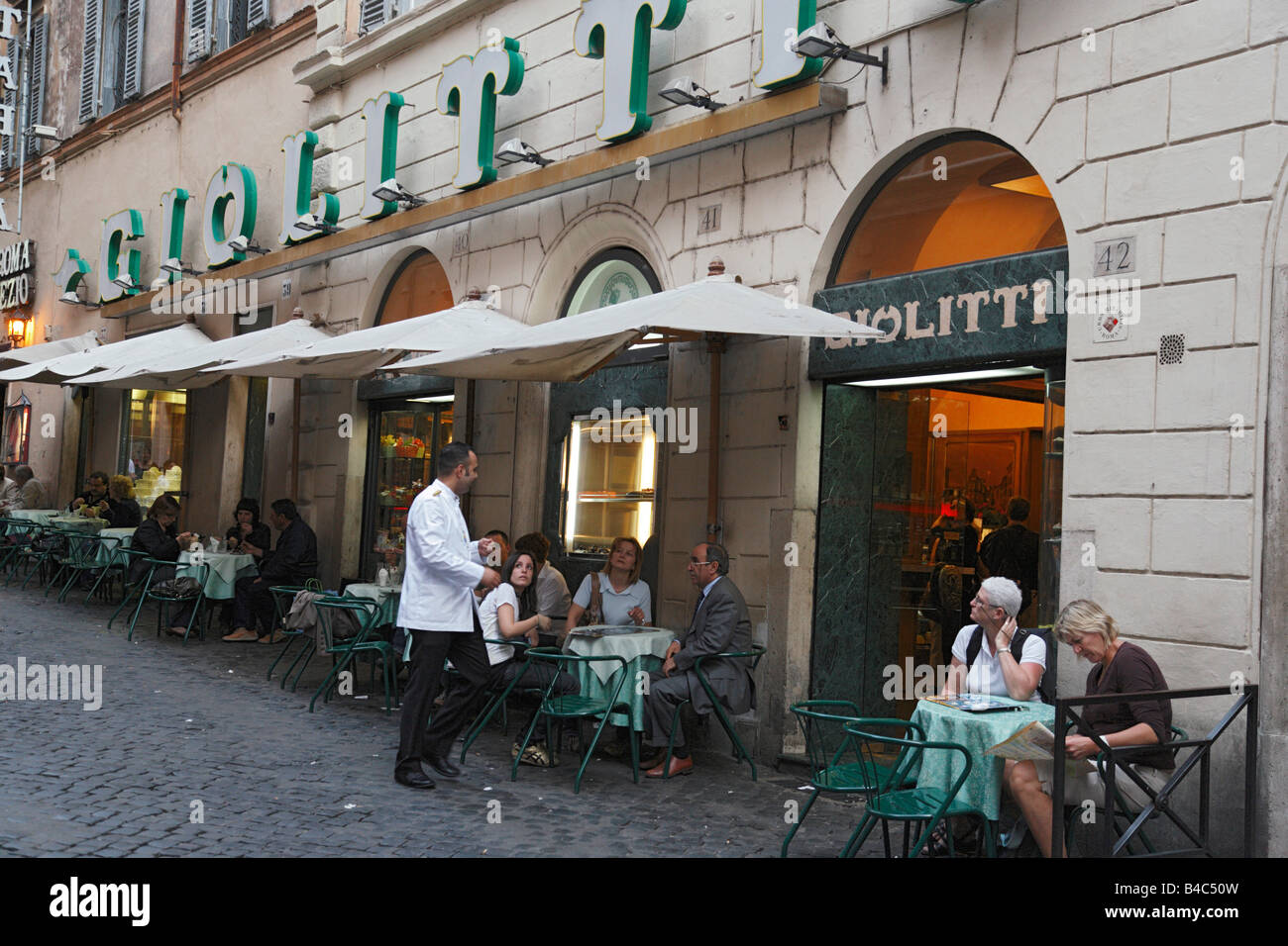 Pavement cafes and restaurants along cobblestone lane Rome Italy Stock ...
