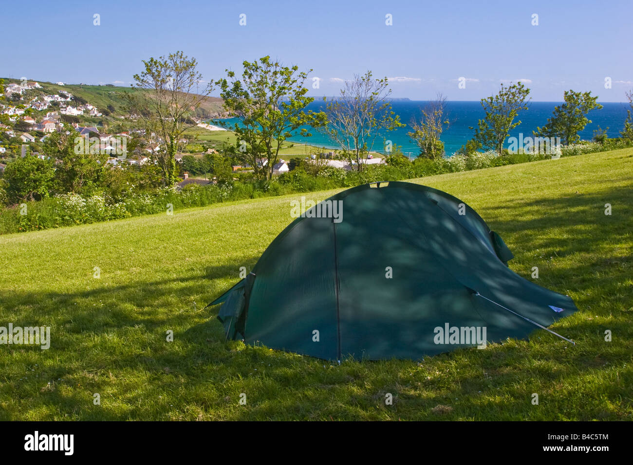 Small tent camping in field hi-res stock photography and images - Alamy