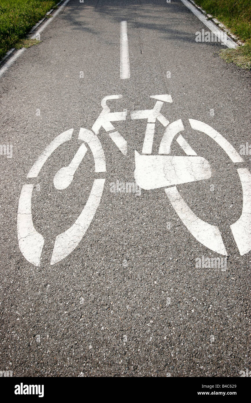 Cycle path sign on the road Stock Photo - Alamy