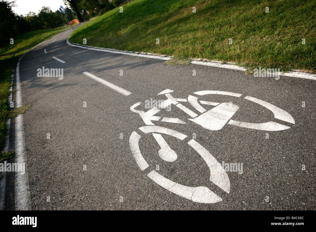 Cycle path sign on the road Stock Photo - Alamy