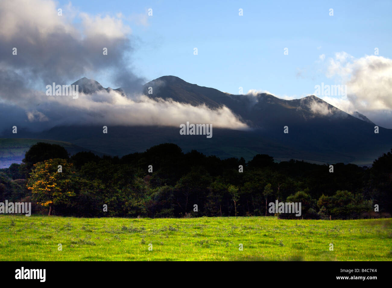 Macgillycuddys reeks mountain range hi-res stock photography and images ...