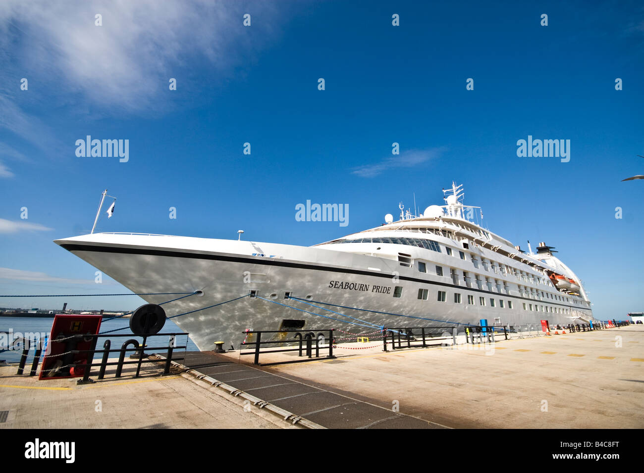 Liverpool cruise terminal hi-res stock photography and images - Alamy