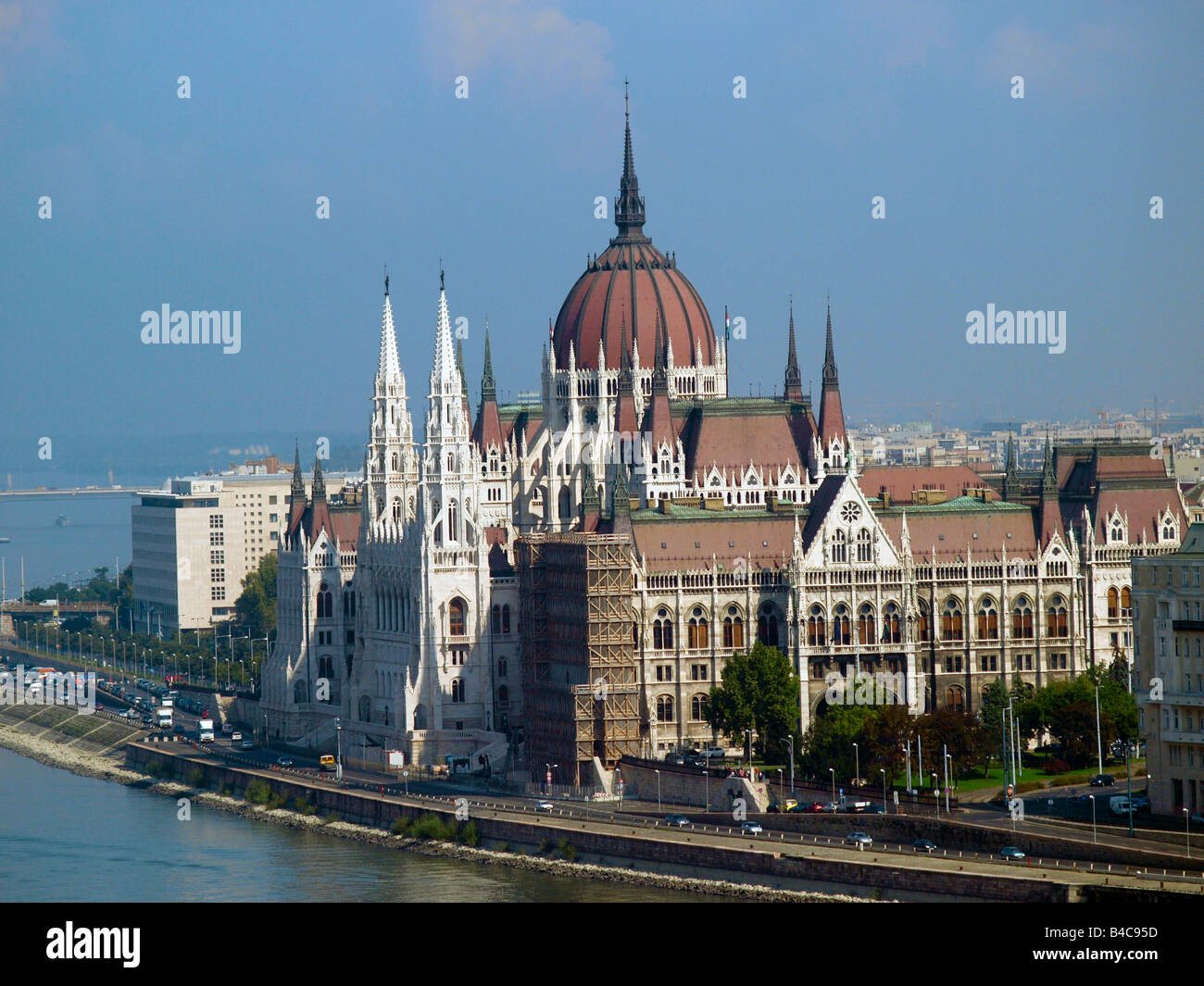 Tourists sightseeing budapest parliament building hi-res stock ...
