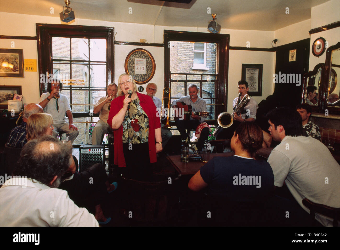 Pub jazz hi-res stock photography and images - Alamy