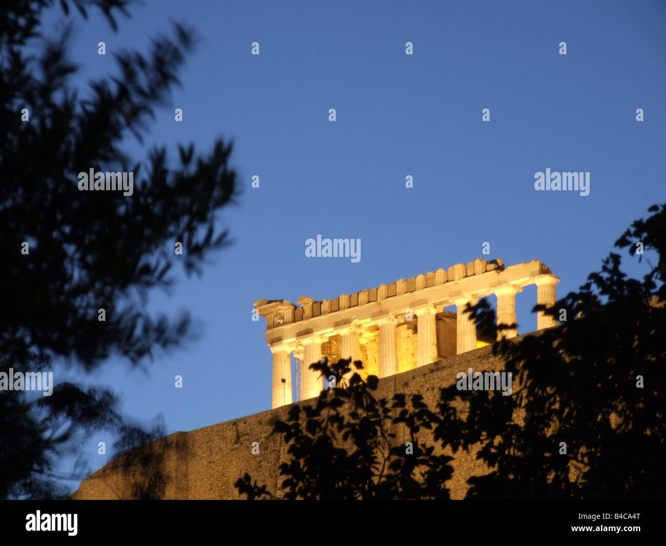 parthenon illuminated at night in athens greece Stock Photo - Alamy