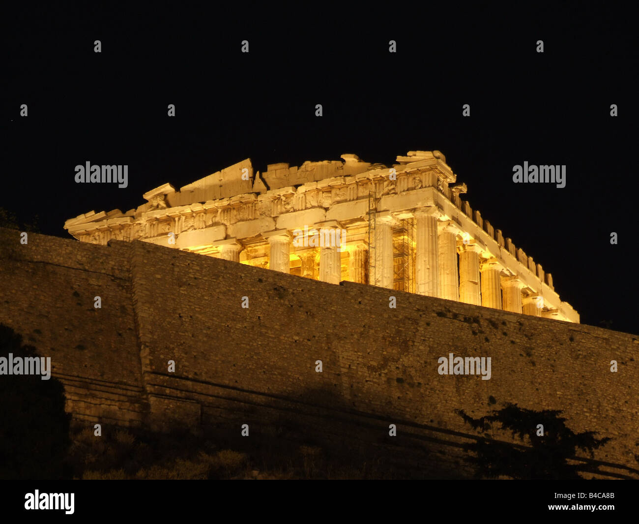parthenon illuminated at night in athens greece Stock Photo - Alamy