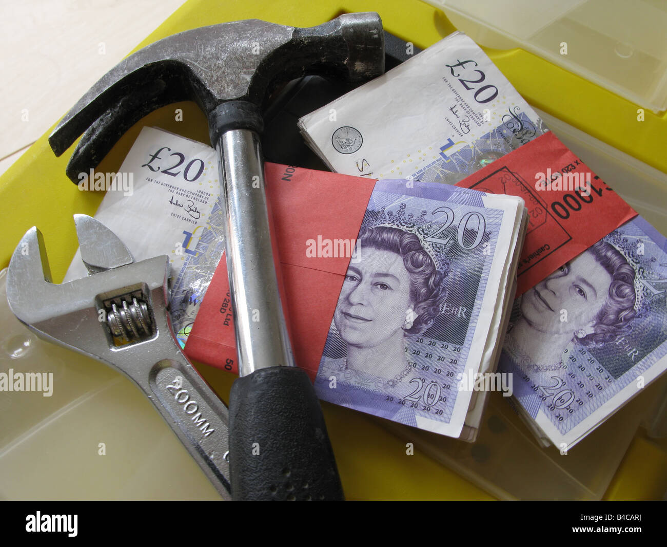 Cash in hand hi-res stock photography and images - Alamy