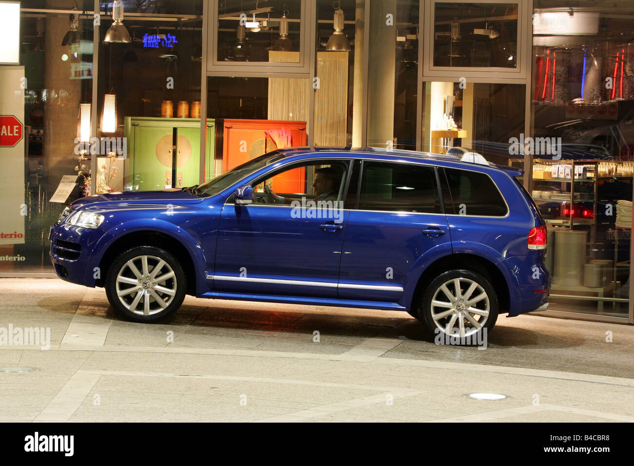 Car, VW Volkswagen Touareg W12 Sport, model year 2004-, blue, cross ...