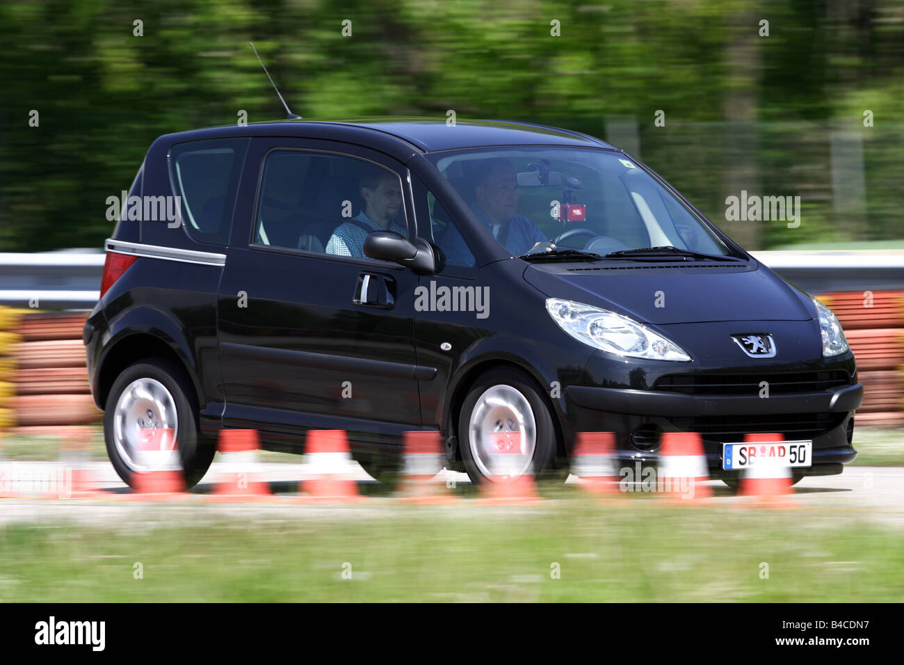 Car, Peugeot 1007 1.4, model year 2005-, Van, driving, diagonal from ...