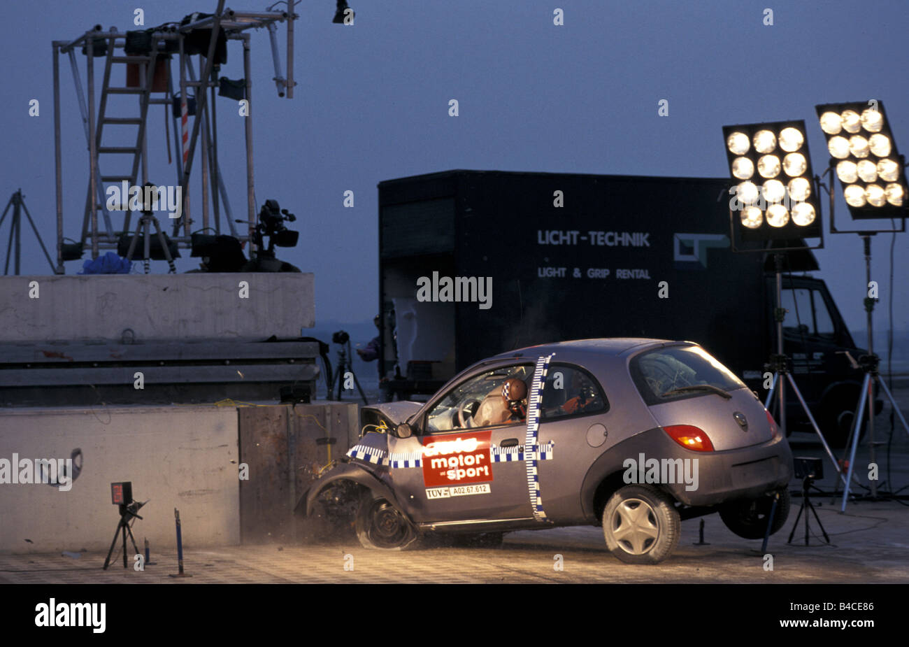 Car, Security, Crash tests, Ford Ka, Airbag, photographer: Hans Peter ...