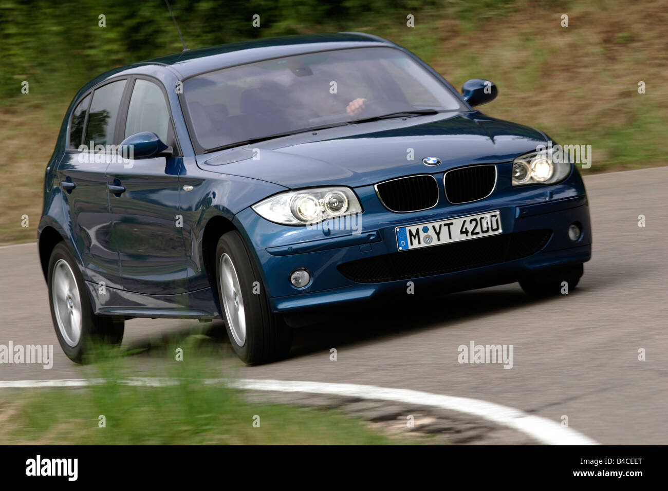 Car, BMW 116i, model year 2005-, dunkelblue moving, diagonal from the ...
