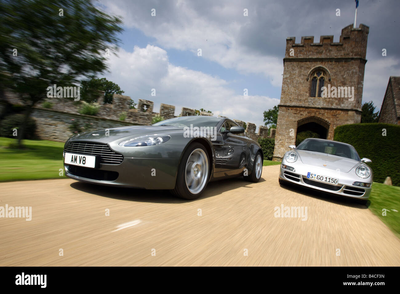 V8 De Carreras Aston Martin V8 Vantage And Porsche 911 Carrera S