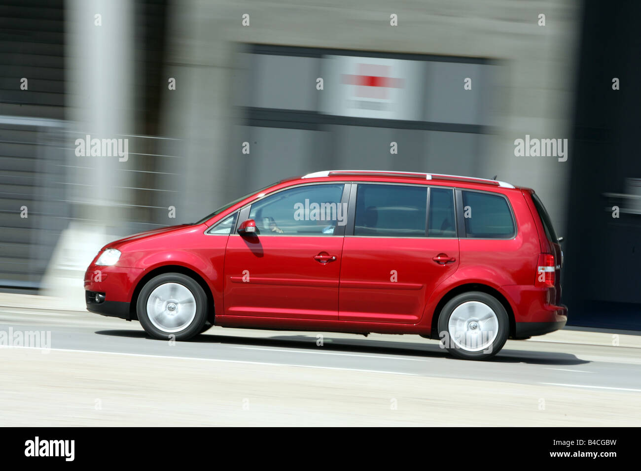 Car, VW Volkswagen Touran 2.0 TDI, Van, model year 2005-, red, driving ...