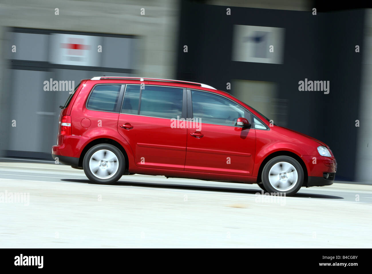 Car, VW Volkswagen Touran 2.0 TDI, Van, model year 2005-, red, driving ...