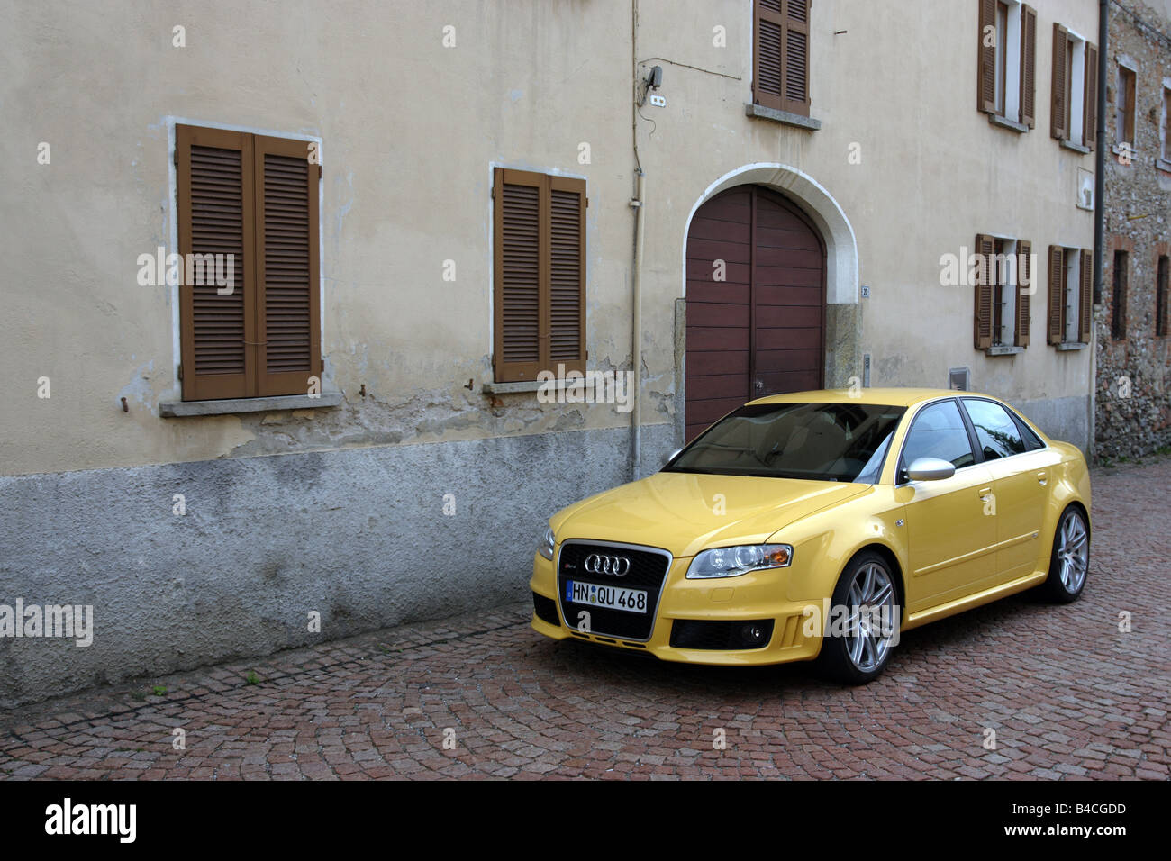 Yellow audi rs hi-res stock photography and images - Alamy