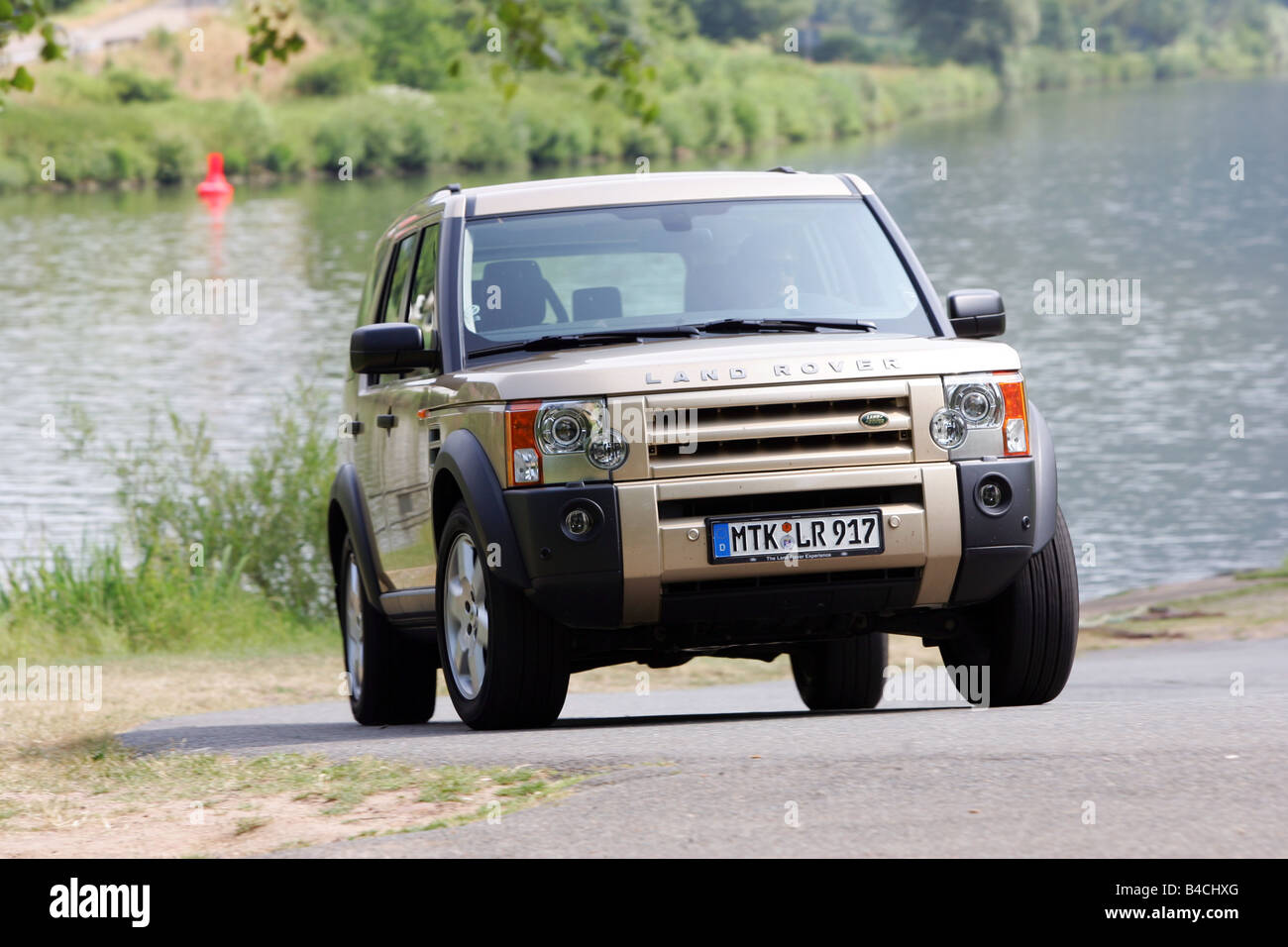 Land rover discovery v8 hi-res stock photography and images - Alamy