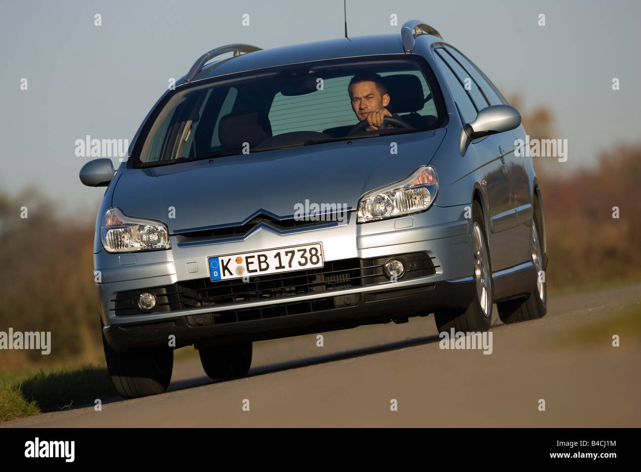 Citroen C5 hatchback HDi 110, silver, model year 2005-, driving ...