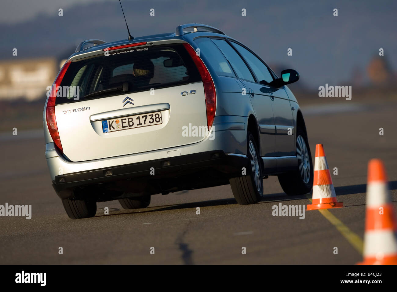 Citroen C5 hatchback HDi 110, silver, model year 2005-, driving ...