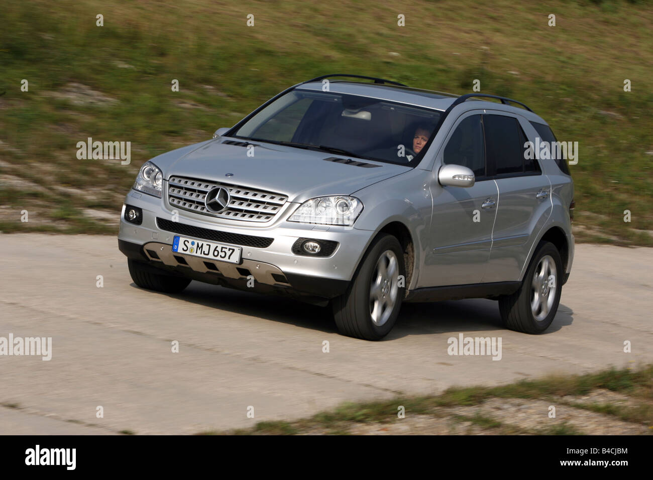 Mercedes ML 500, model year 2005-, silver, driving, diagonal from the ...