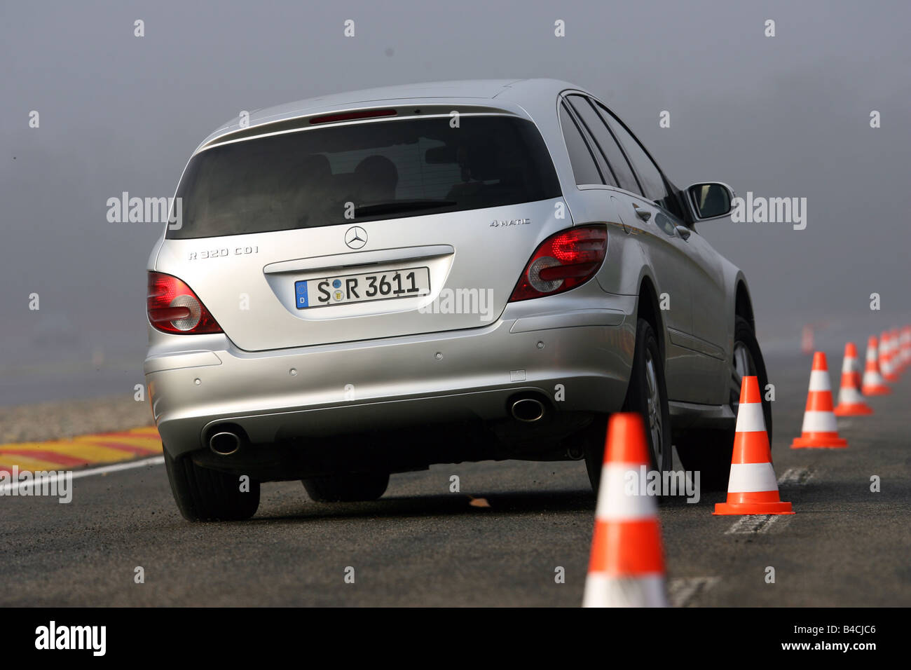 Mercedes R 320 CDI, model year 2005-, silver, driving, diagonal from ...