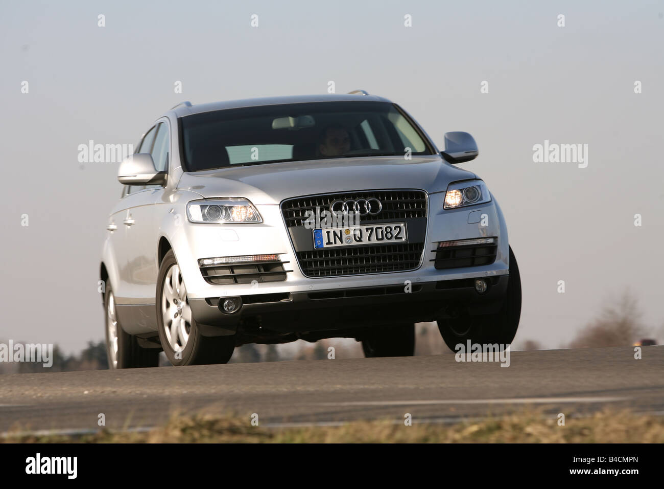 Audi Q7 4.2 FSI Quattro, model year 2005-, silver, driving, diagonal ...