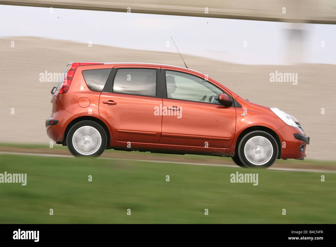 Nissan rating 1.6 Tekna, model year 2006-, rust-red, driving, side view ...