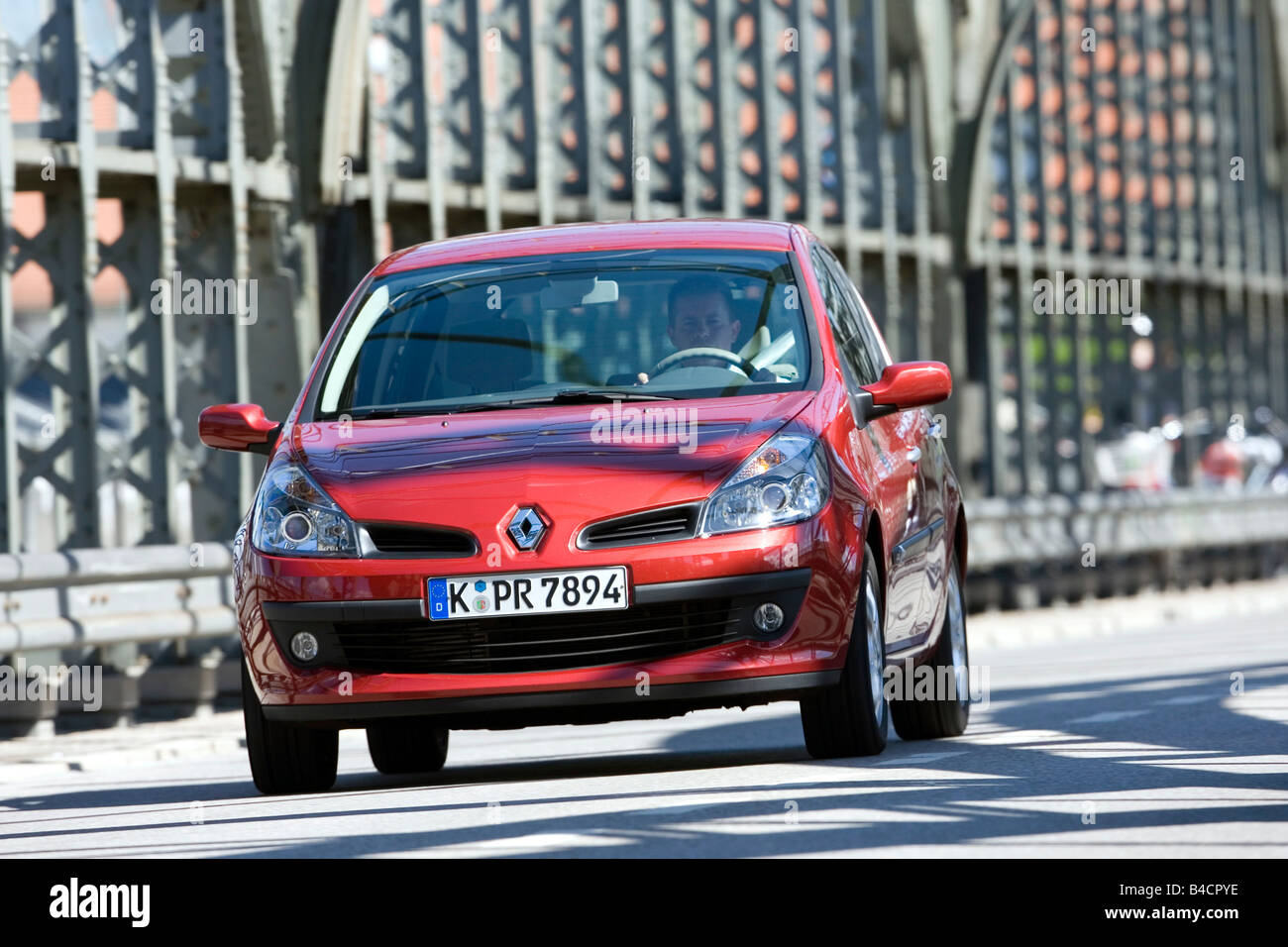Renault Clio 1.5 dCi, model year 2006, rust-red, driving, diagonal from ...