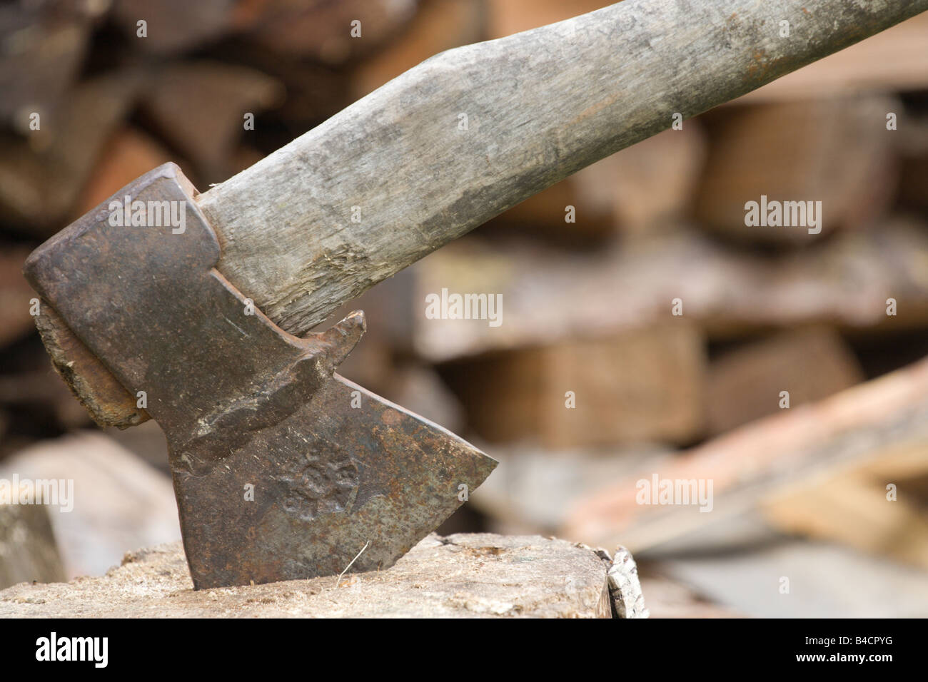 old splitting axe on the background of woodpile Stock Photo - Alamy