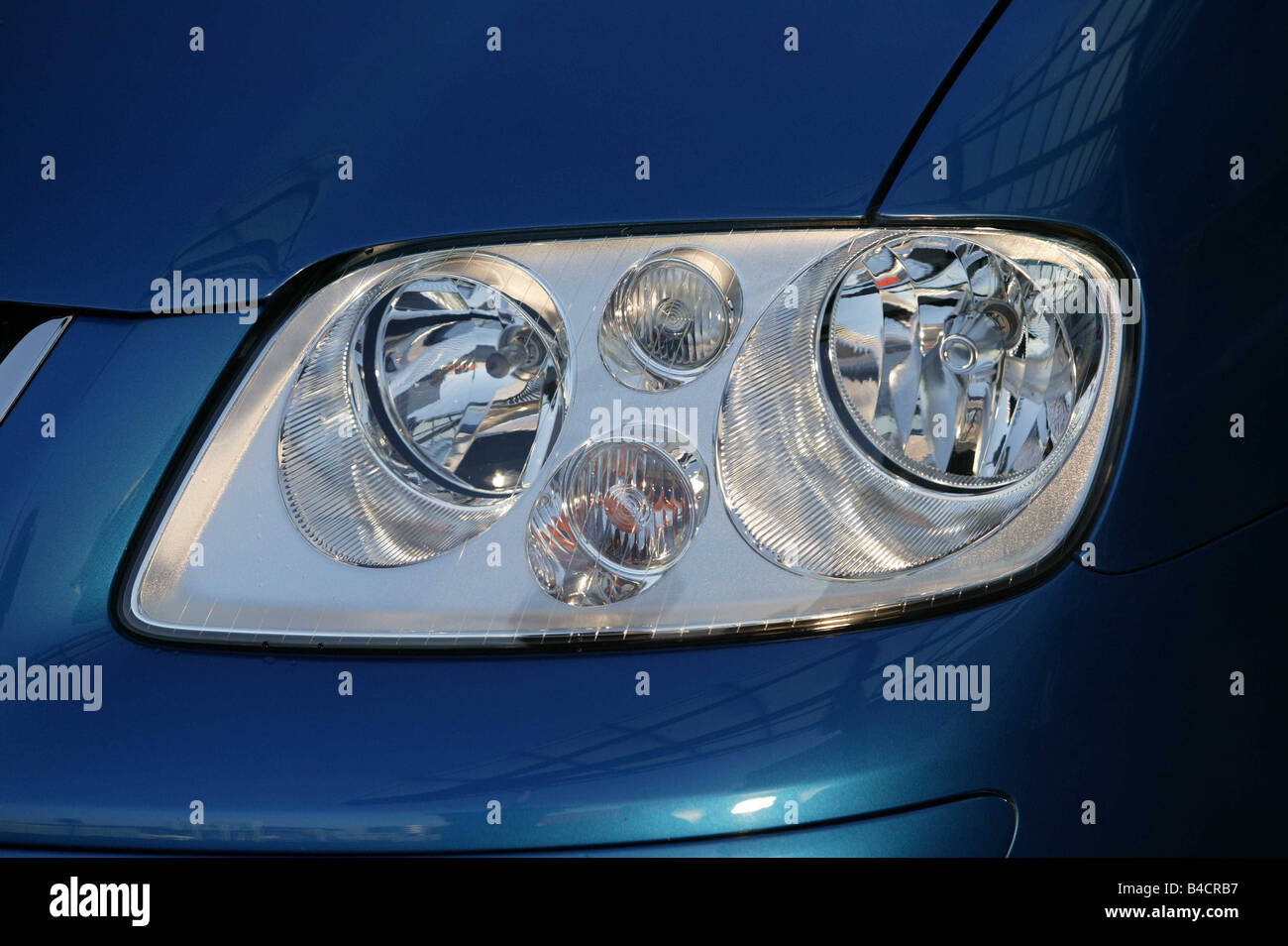 Car, VW Volkswagen Touran TDI, Van, model year 2003-, blue, Detailed ...