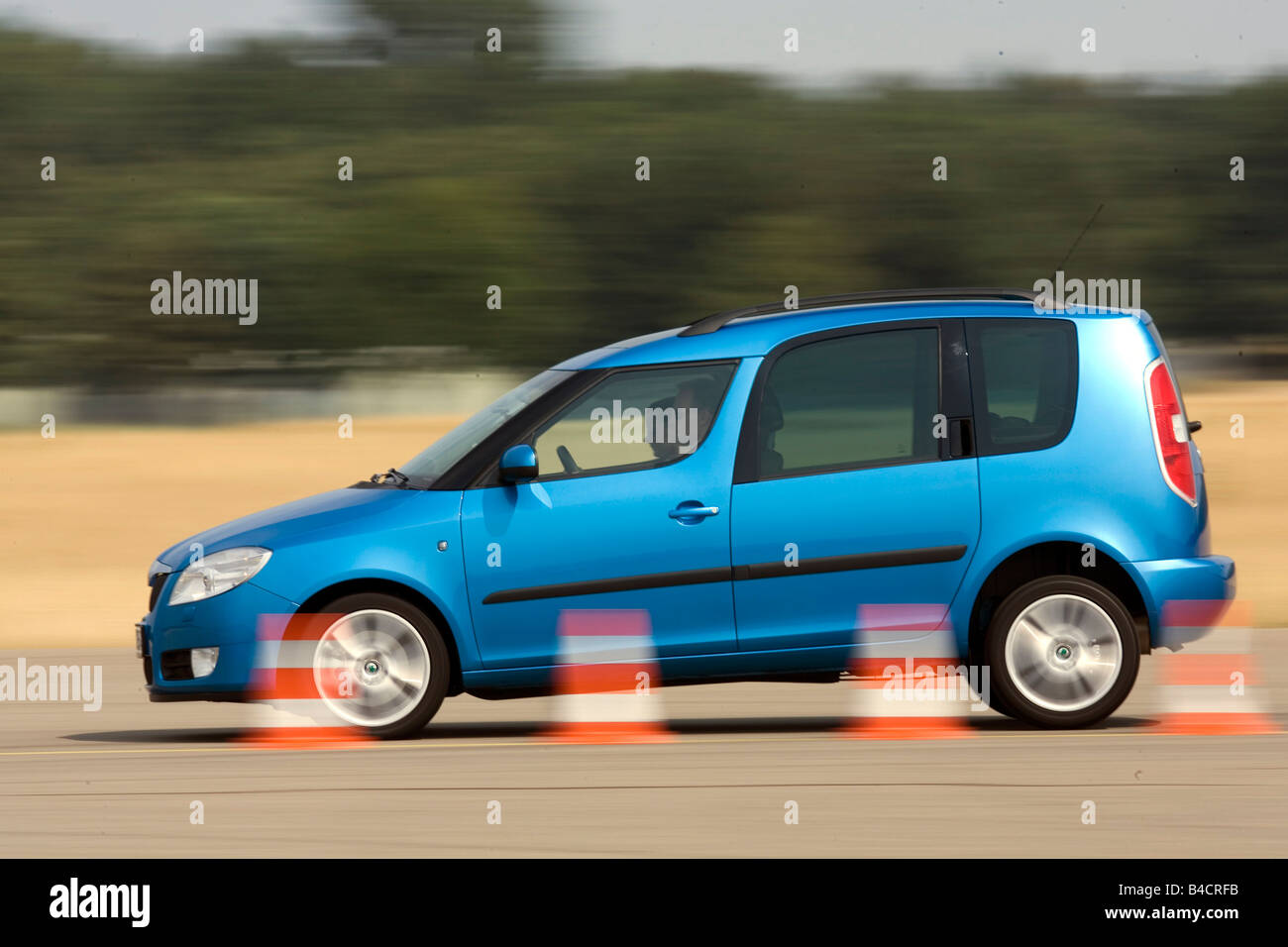 Skoda Roomster 1.9 TDI, model year 2006-, blue moving, side view ...