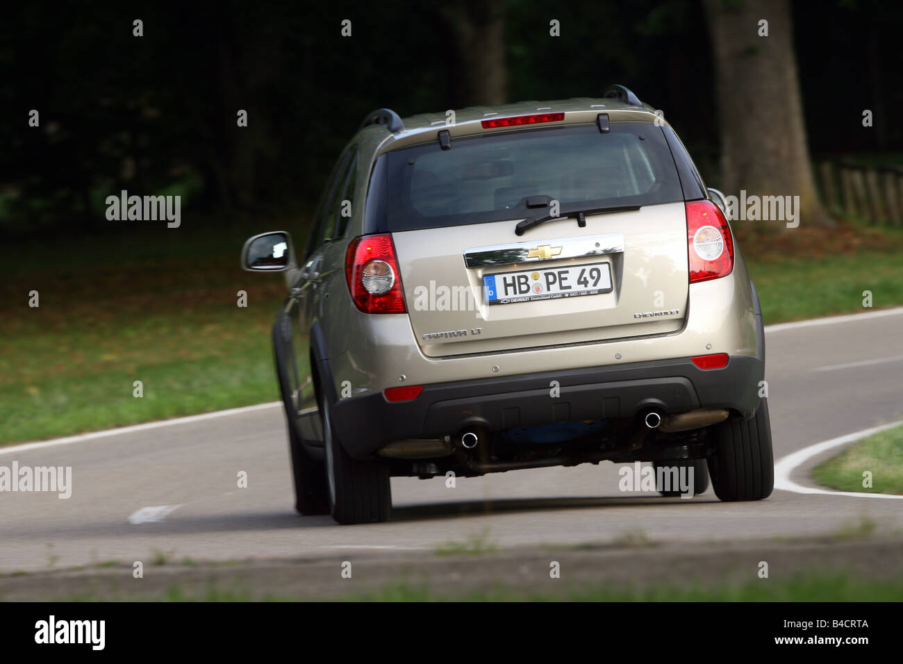 Chevrolet Captiva 2.4 LT 4WD, model year 2006-, silver, driving ...