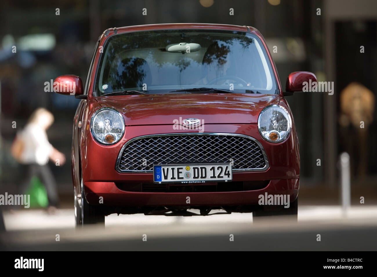 Daihatsu Trevis, model year 2006-, ruby colored, driving, frontal view ...