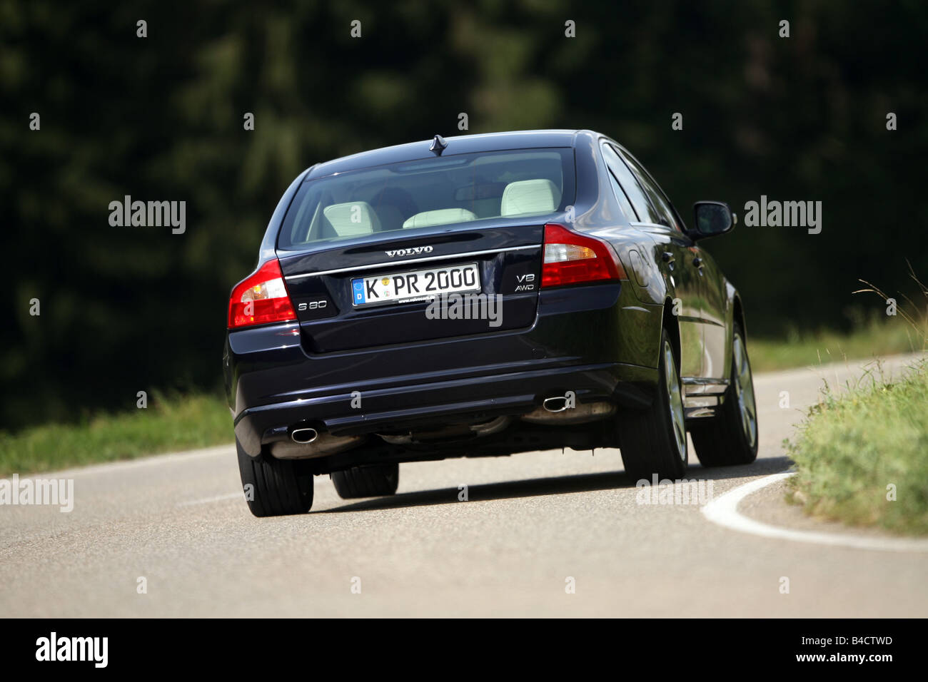 Volvo S80 V8 AWD, model year 2006-, blue moving, diagonal from the back ...