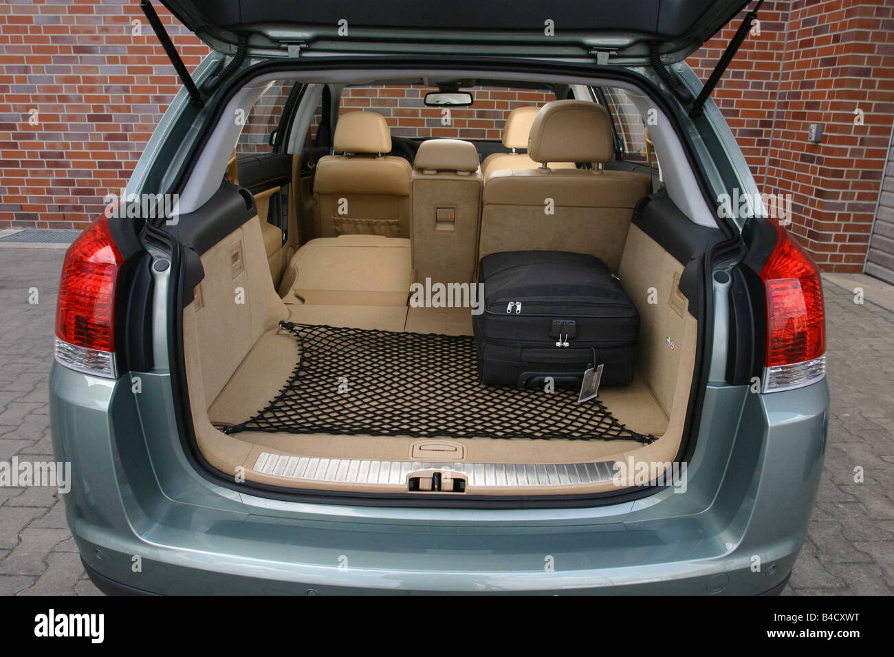 Car, Opel Signum 3.0 DTi, upper middle-sized , Limousine, green ...