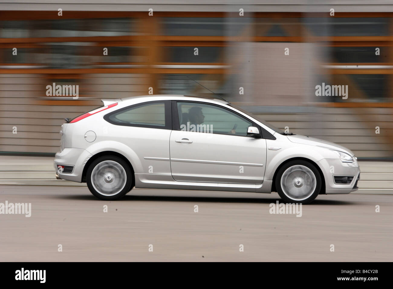 Ford Focus ST, model year 2005-, silver, driving, side view, City Stock ...