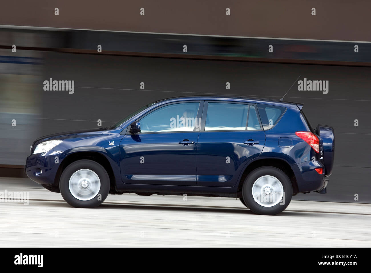 Toyota RAV4 2.2 D-4D, model year 2006-, dunkelblue moving, side view ...