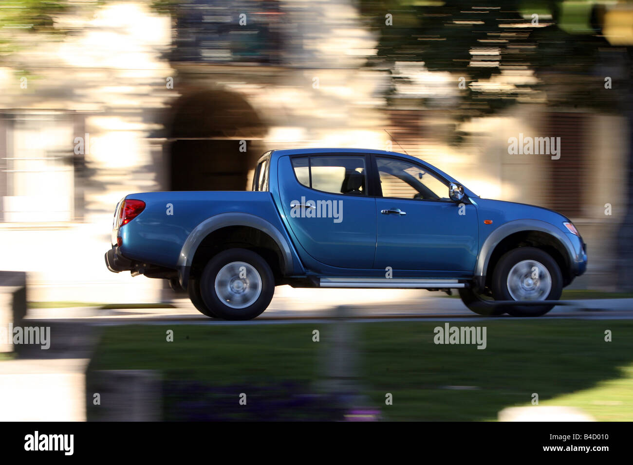 Mitsubishi L200 2.5 DI-D Doppelkabine Intense, model year 2007-, blue ...