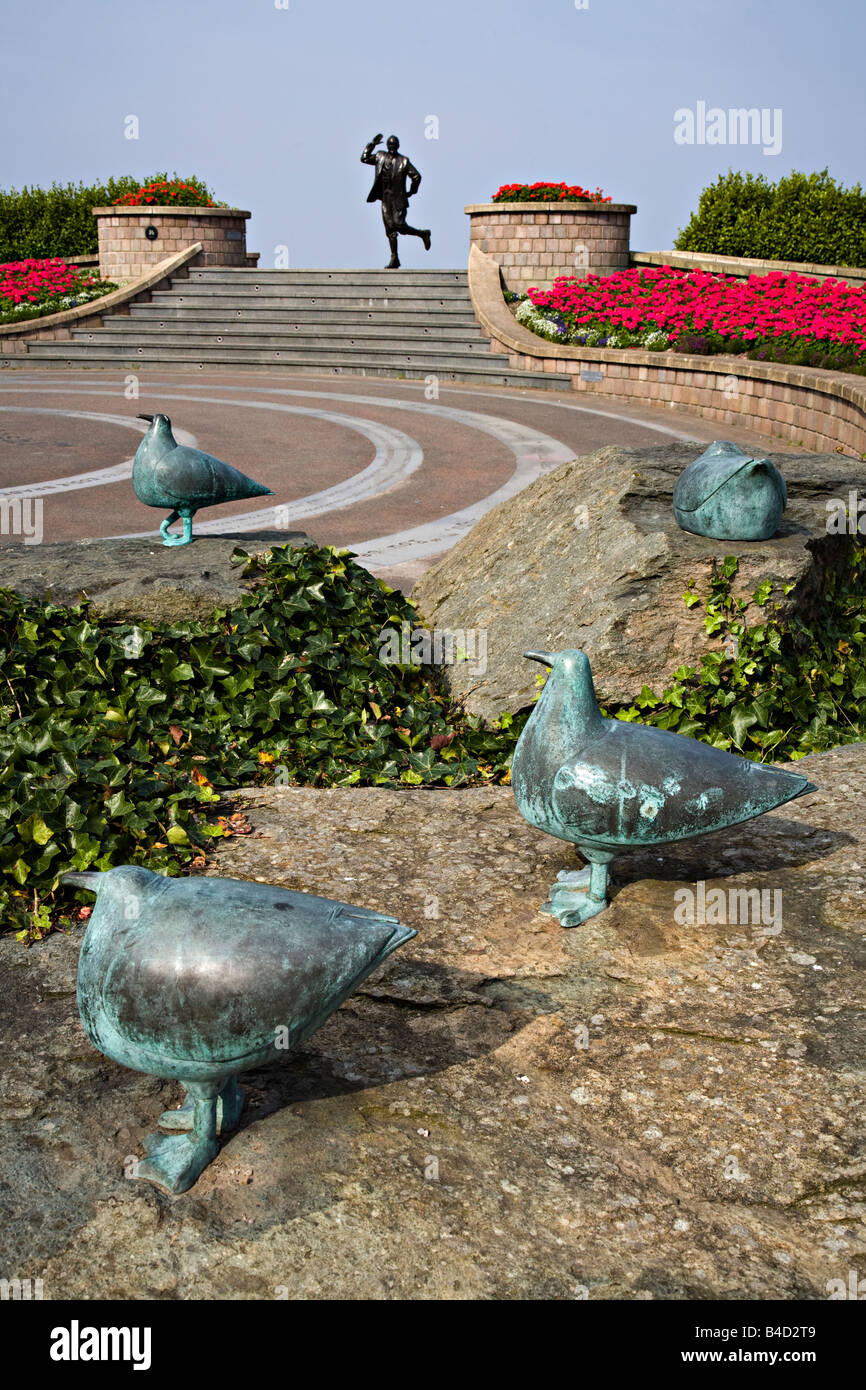 Eric morecambe bronze statue hi-res stock photography and images - Alamy