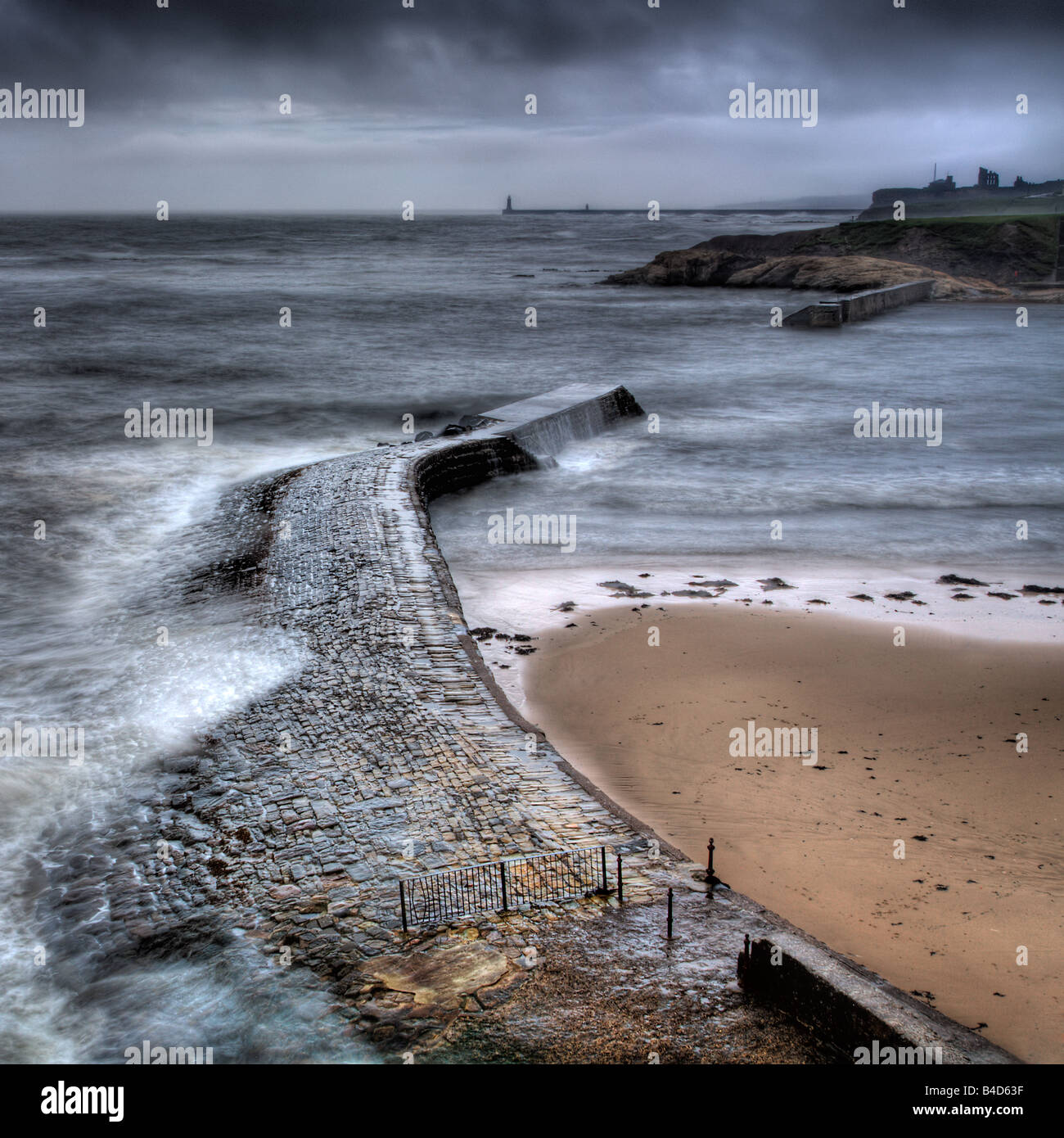 Cullercoats to Tynemouth Stock Photo - Alamy