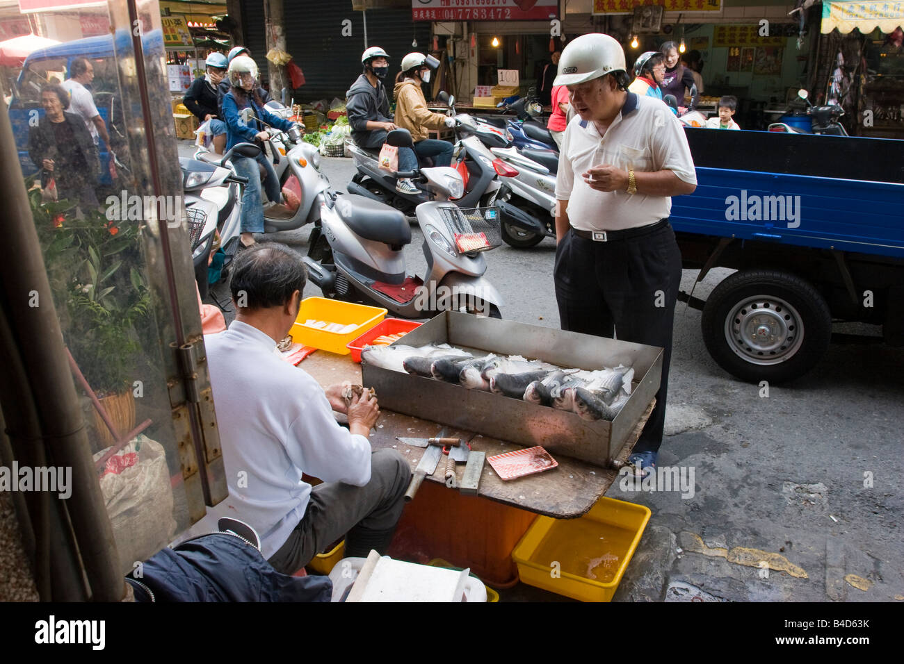 Fishmonger China High Resolution Stock Photography and Images - Alamy