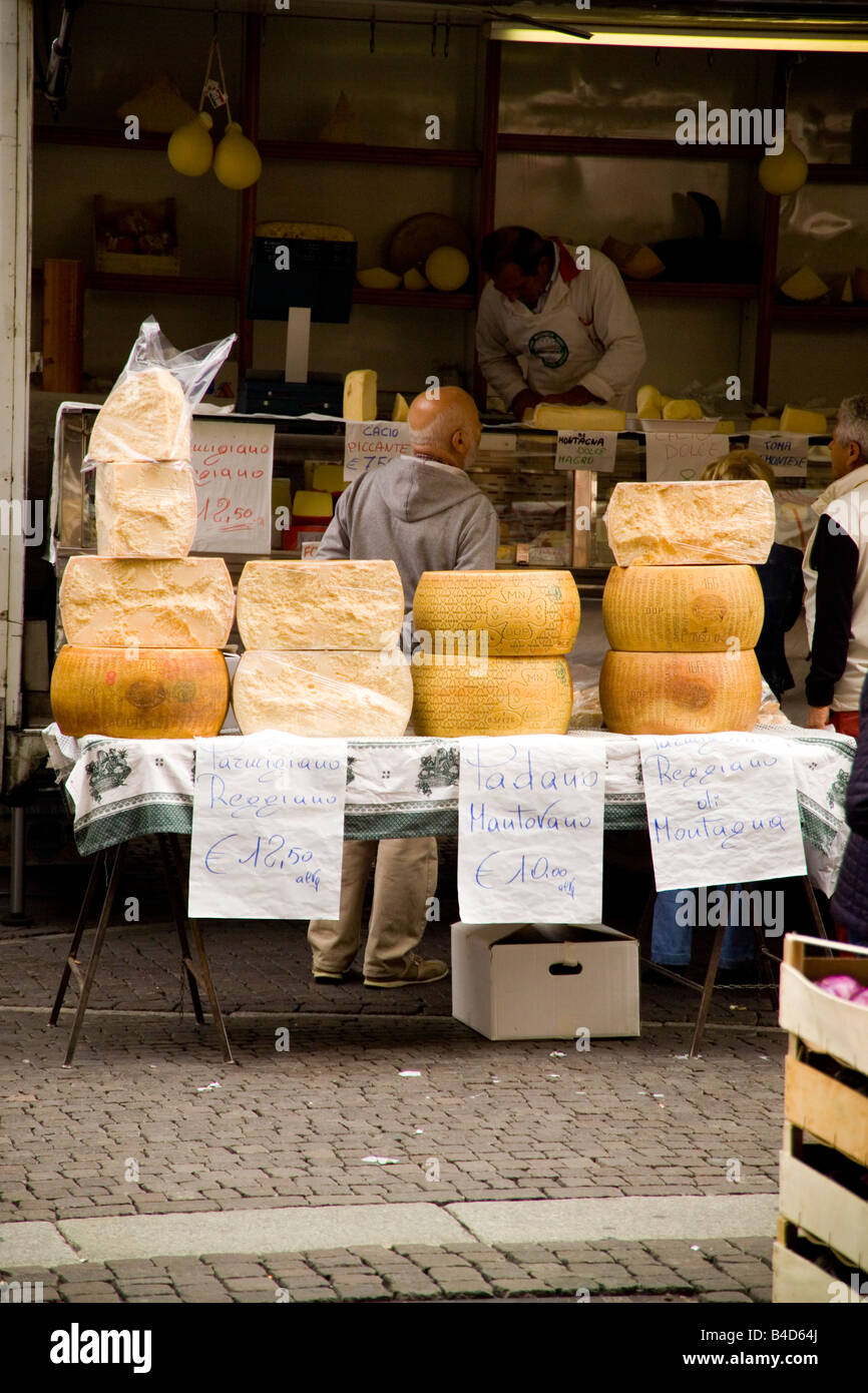 Cheese Merchant at the Cremona weekly open market Stock Photo - Alamy