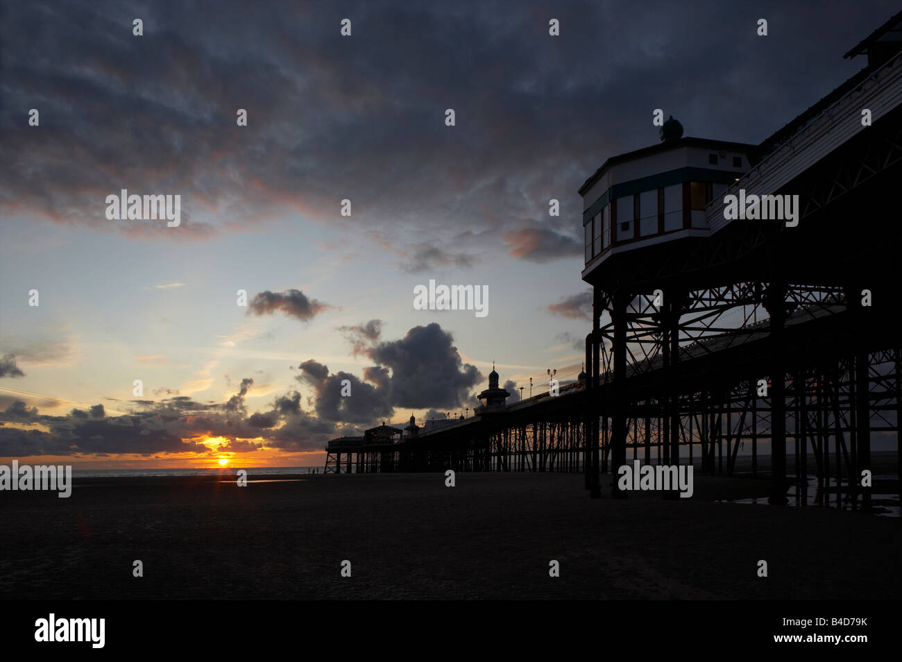 BLACKPOOL BEACH NORTH PIER TWILIGHT DUSK SUNSET Stock Photo - Alamy