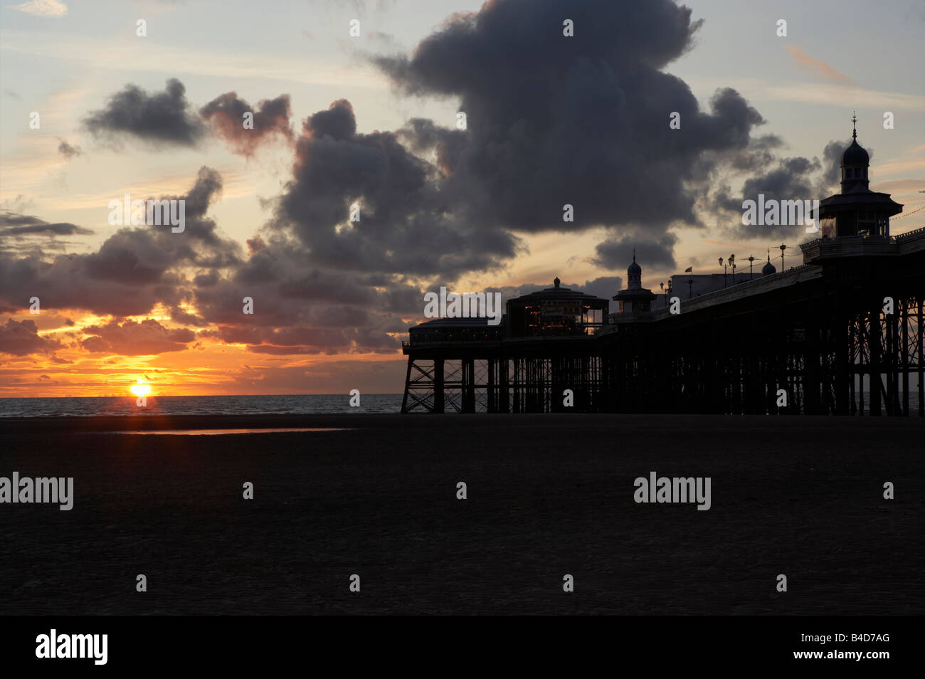 BLACKPOOL BEACH NORTH PIER TWILIGHT DUSK SUNSET Stock Photo - Alamy