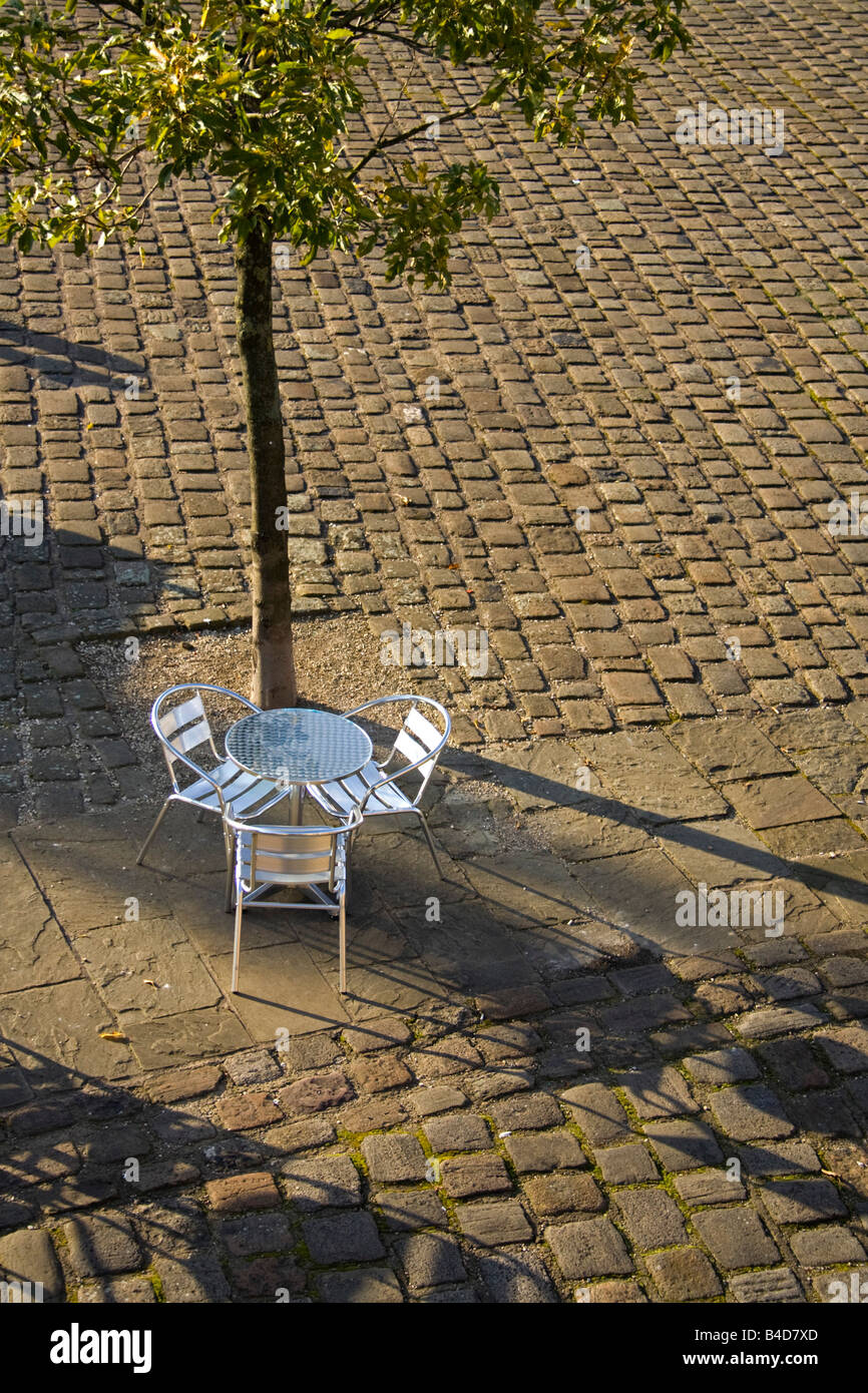 street cafe table and chairs Stock Photo - Alamy