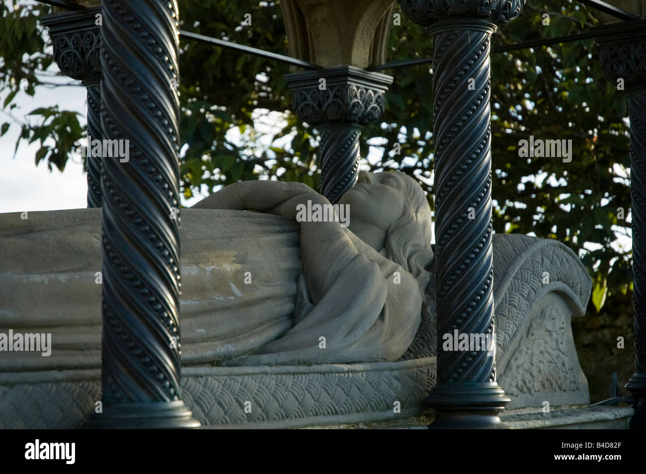 Grace Darling memorial sits in the graveyard of St. Aidans Church ...