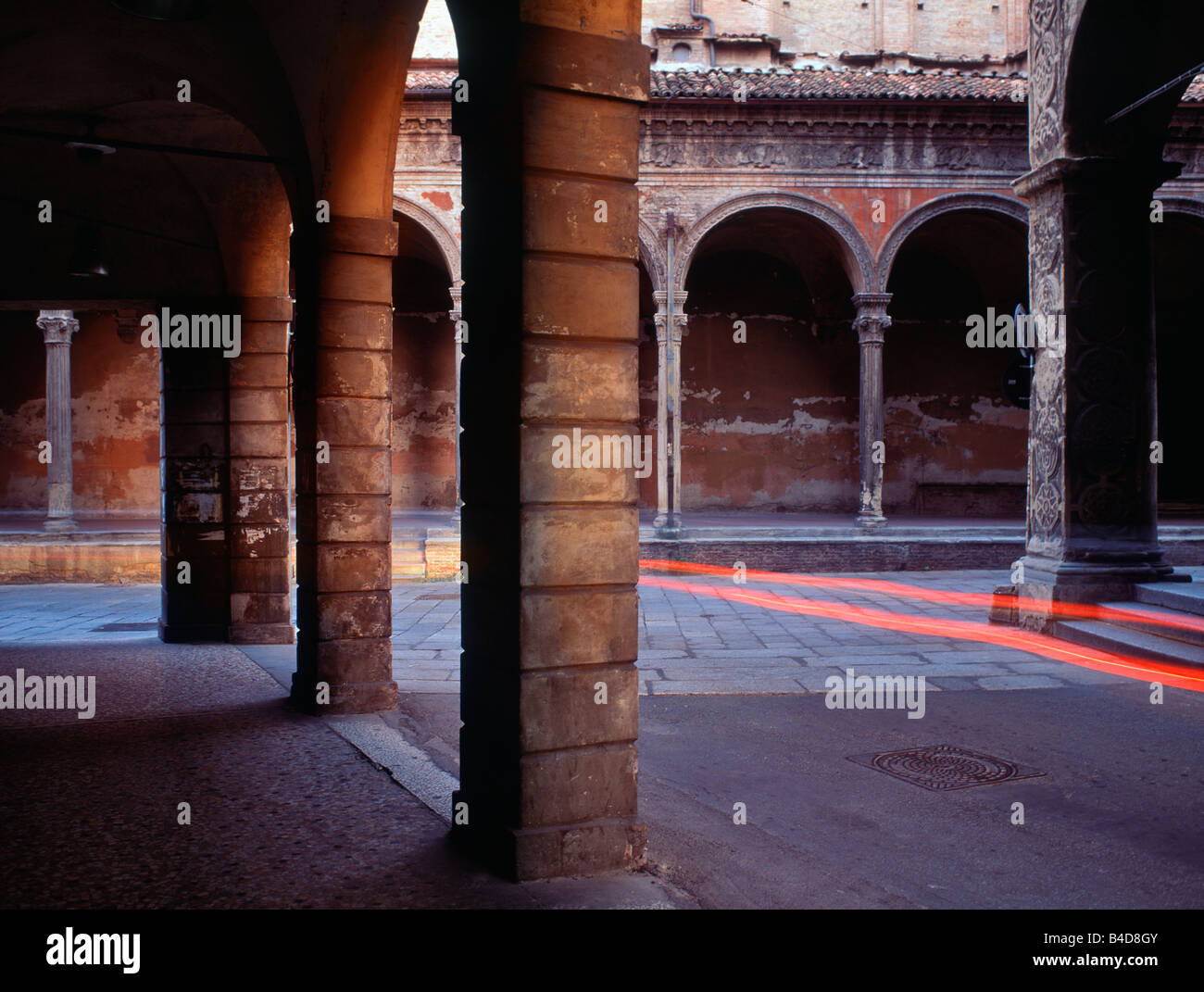 ITALY EMILIA ROMAGNA BOLOGNA ARCHES Stock Photo - Alamy