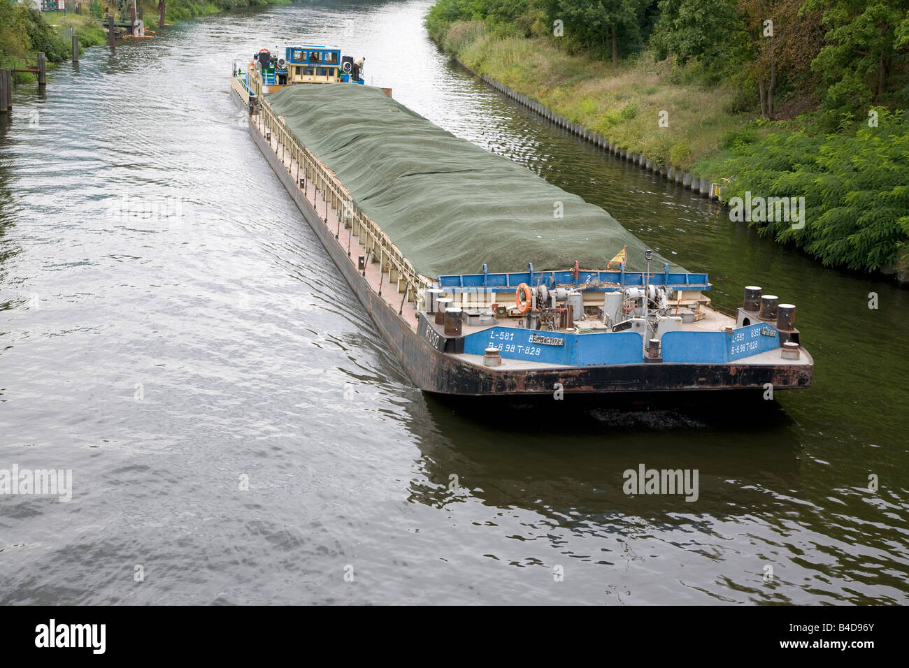 Boat carrying cargo hi-res stock photography and images - Alamy